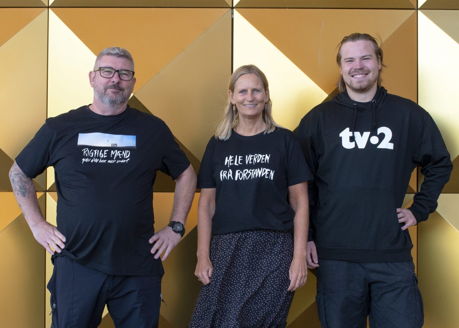 TV-2 T-shirt Hele verden fra forstanden - RAGNAROCK MUSEUMSBUTIK